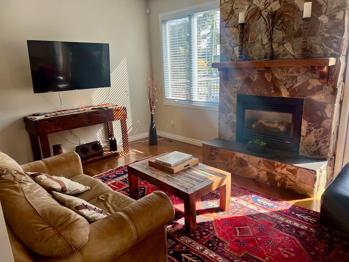 Modern Spacious Home, Great Location, Deluxe Setup - Calgary