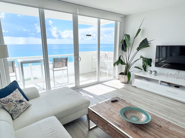 2br Oceanfront Beach Apt | Sleeps 5 | Valet & Sand - Miami Beach