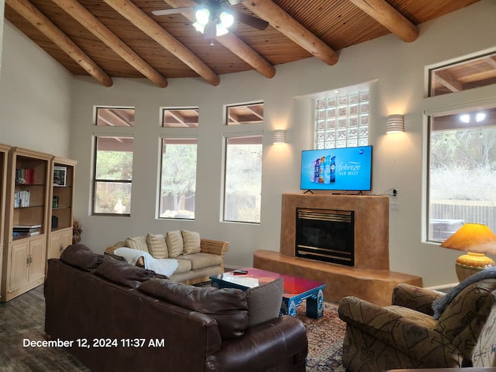 Desert Rose A Santa Fe Style 4br W/hot Tub & Pets - 앨버커키