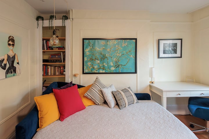 Charming Sun-filled One Bedroom In The Les - New York City