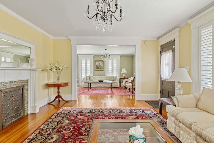 Vintage 3br Farmhouse | Near Town + Mount Holyoke - Lupa Zoo, Ludlow