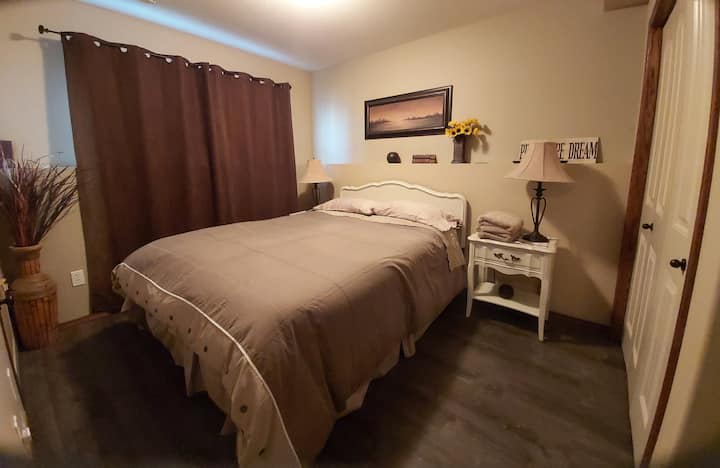 Solo Guest - Bdrm #2 With In Floor Heat - 레드 데어