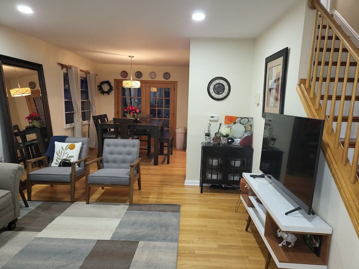 Book Now & Build Great Memories In Cozy Cape Cod! - Wheaton, IL