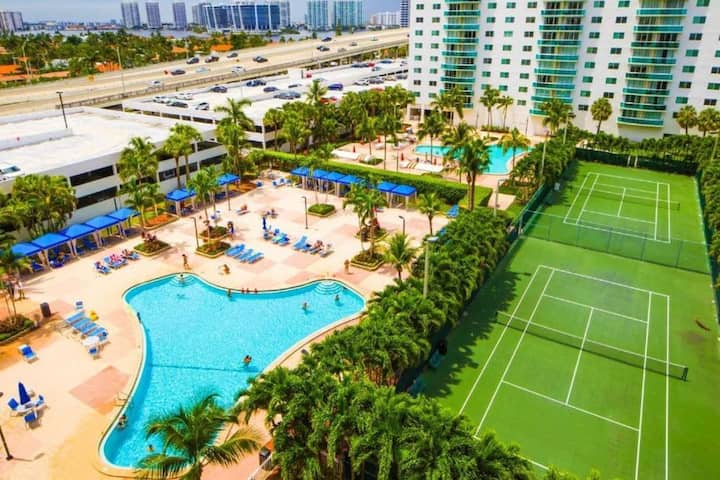 Comfortable Apartment  2br - 2bth Front The Beach - Sunny Isles Beach, FL