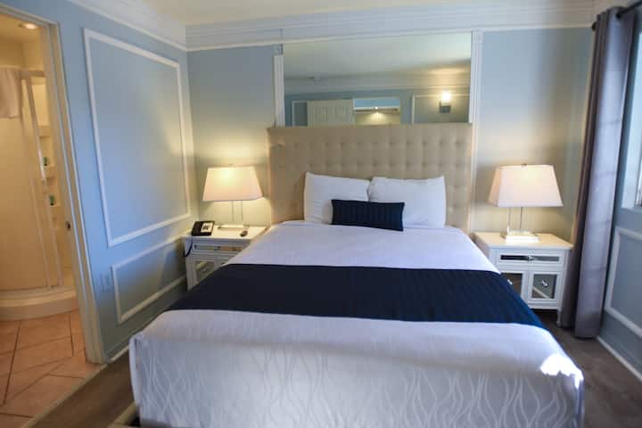 24 - Queen Suite (1bedroom, 2 Bath, Kitchen) - Palm Springs, CA