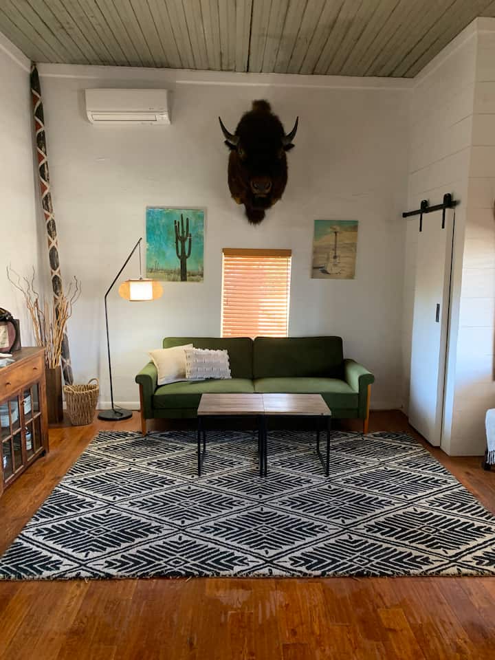 Unique Suite Only 20 Minute Walk From Downtown! - San Antonio