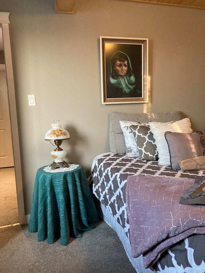 Barrhead. Clean, Quiet Room, Possibly Share Bath - Barrhead
