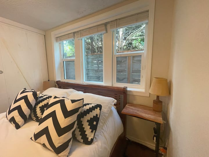 One Bedroom Private Suite In Trendy Vicwest - カナダ ビクトリア