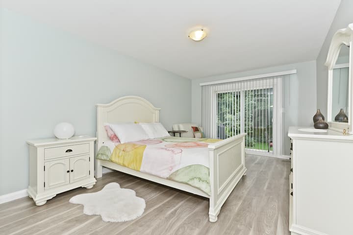 Stunning Quiet Space In Toronto (Mississauga) - Lakeshore