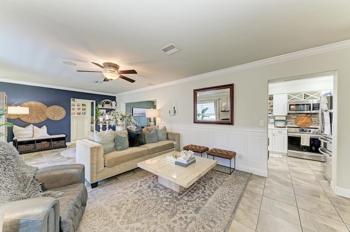 Lakefront Oasis With Pool, Near Beaches! - Venice, FL