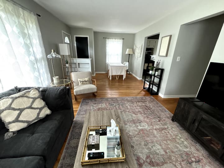 Spacious Home W/ Backyard Patio Near Downtown Gr - Grand Rapids, MI