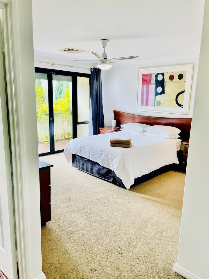 3 Bed 3 Bath - Super Spacious Villa - Perth