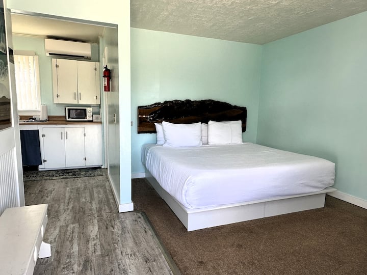 Anchorage Motel – King Suite | Steps From Beach - Pacific City, OR