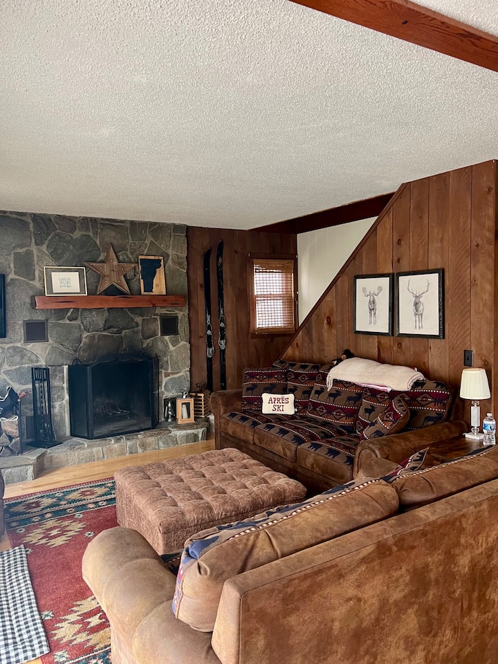 Cozy Mount Snow Chalet With Views - Mount Snow, VT