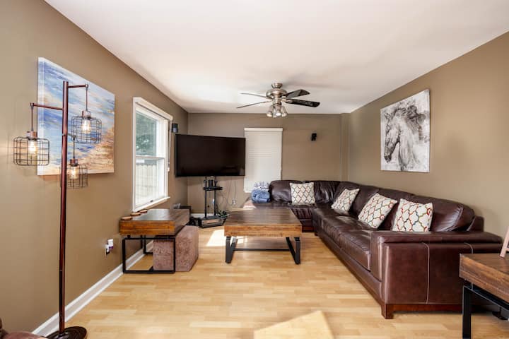 Luxury Bungalow + Heated Pool + Sauna +Game Garage - Warren, MI