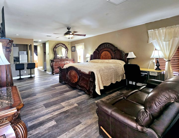 King Master With Private Kitchenette - Sierra Vista, AZ