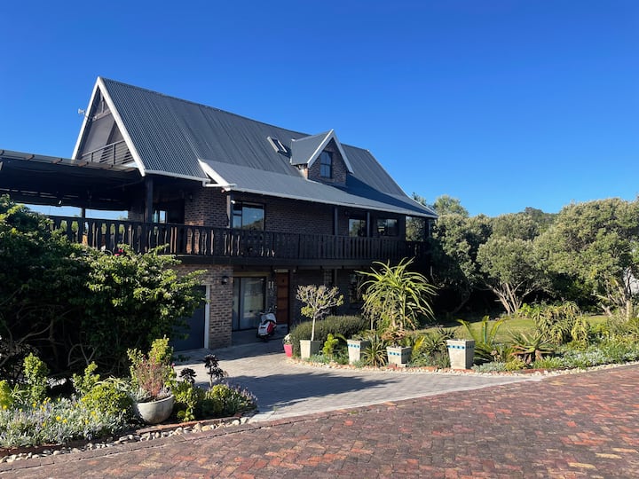 3 Level Comfortable Family Holiday Home - Sedgefield