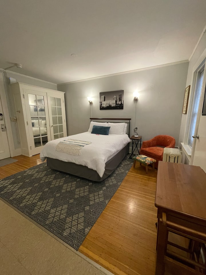 Delightfully Well Appointed Studio - Fun Location - Rochester, NY