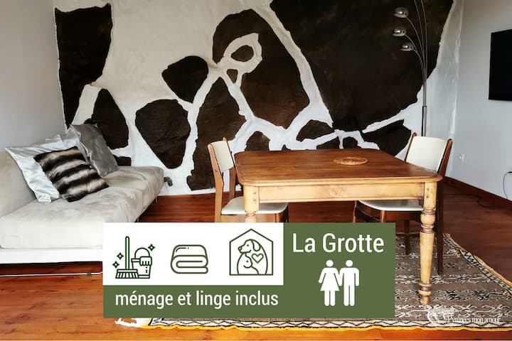 La Grotte, Dans Les Rochers. Vue Exceptionnelle - Pyrénées-Orientales