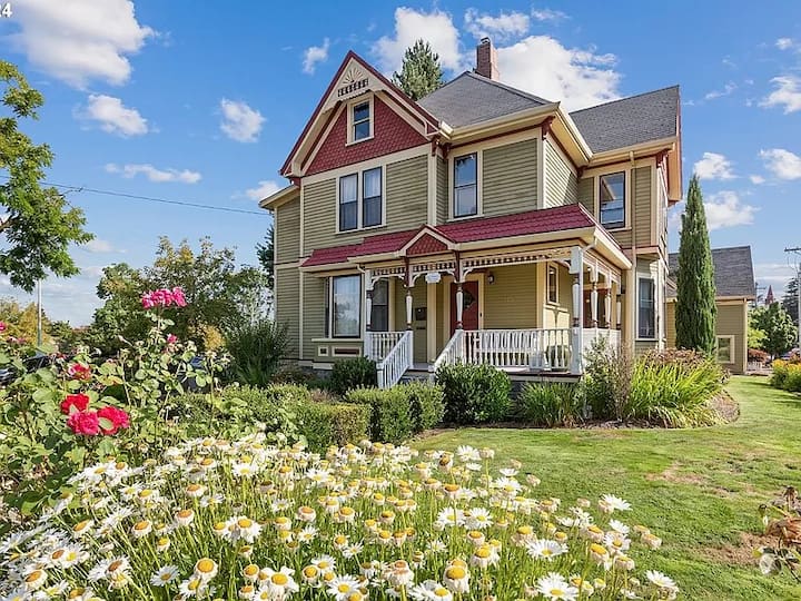 Victorian Charm For Family Or Bridal Getaway - Oregon City, OR