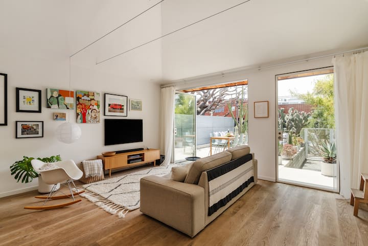 Fun And Cozy Venice Beach Bungalow - Santa Monica, CA