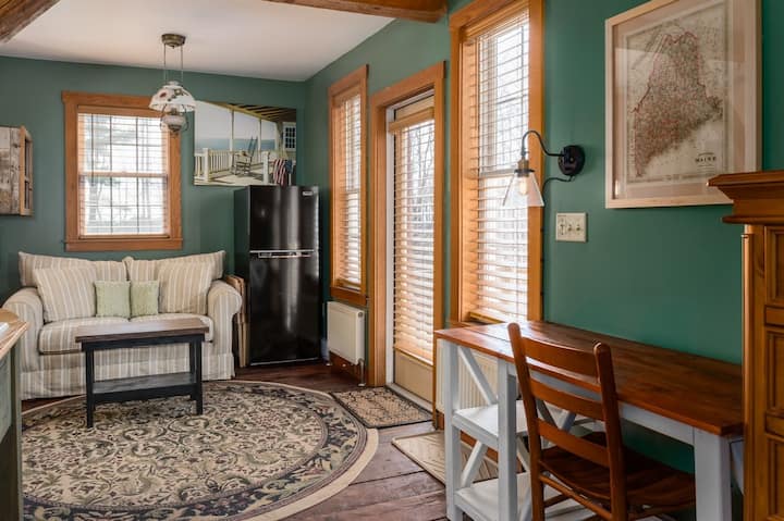 Rustic Rose Cottage Of Historic West Lebanon - Maine