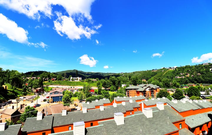 Downtown 6th Floor., 3bedrooms,3 Baths.,  Pool - Gatlinburg, TN
