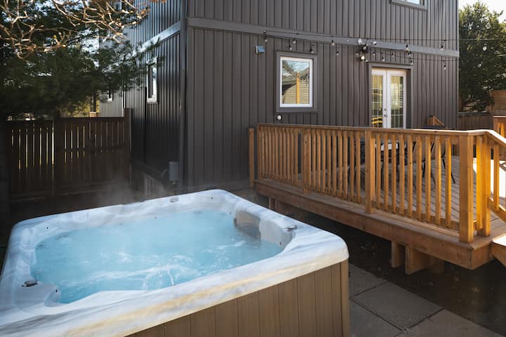 Niagara Getaway | Hot Tub, Mini Golf & More - Niagara Falls