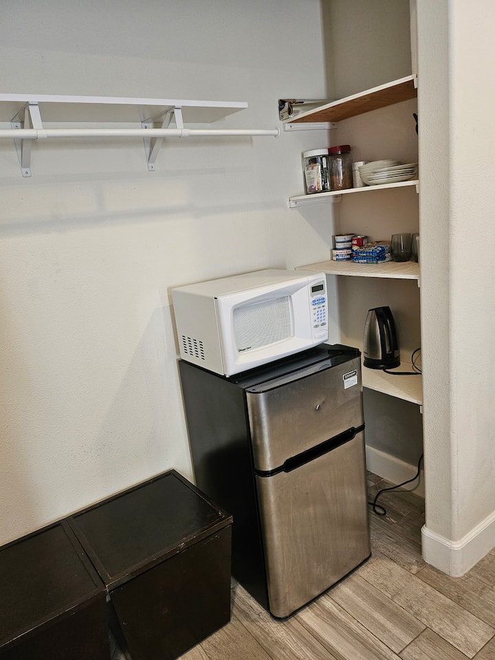 Private Entry Suite Near Heart Of Little Saigon - Stanton, CA