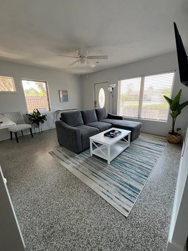 Indian Rocks Beach 2br I Walk To Ocean + Cafes - Indian Rocks Beach, FL