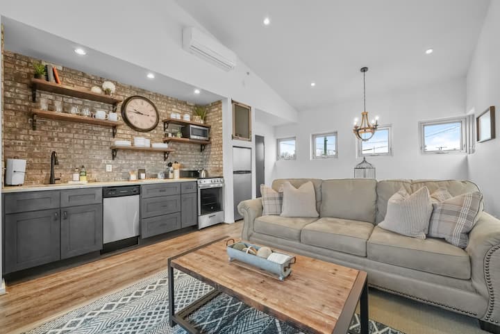 The Northern Nest ♥ Downtown •  Cozy - Traverse City, MI
