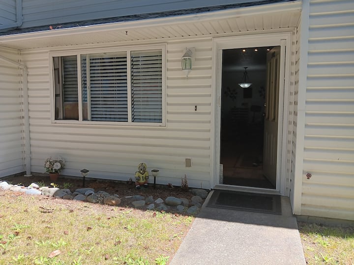 Entire Condo-2furnished Bedrooms, Clean & Downtown - Cowichan Bay