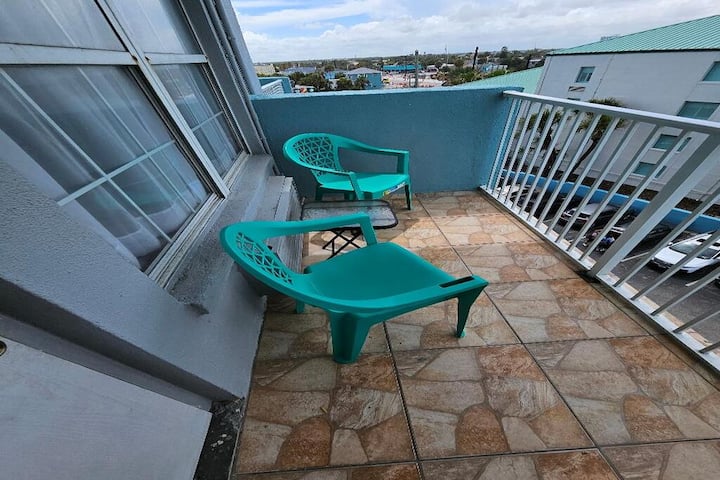 Daytona Beach Ocean View With Kitchen - Daytona Beach, FL