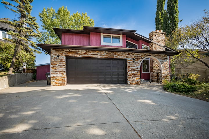 6 Bdrm Estate Home As Seen In Disney Mini Series - Calgary