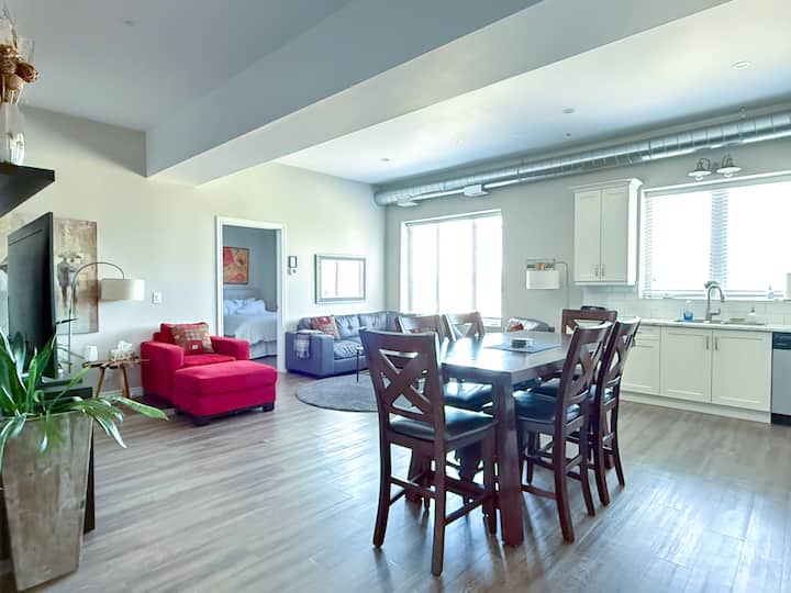 Contemporary [East] Loft In Historic Niagara - Niagara-on-the-Lake