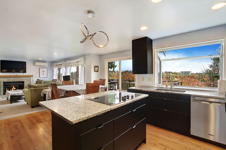 Gorgeous Home In Bothell W/ Stunning Cascade Views - Bothell, WA