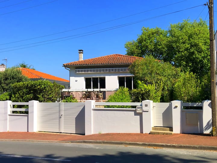 Villa  Bord De Mer, à Pontaillac. Plage à Pieds. - Royan