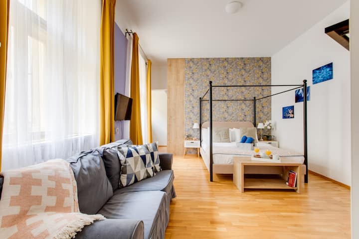Quaint Cosmopolitan Apartment In City Center - Prague