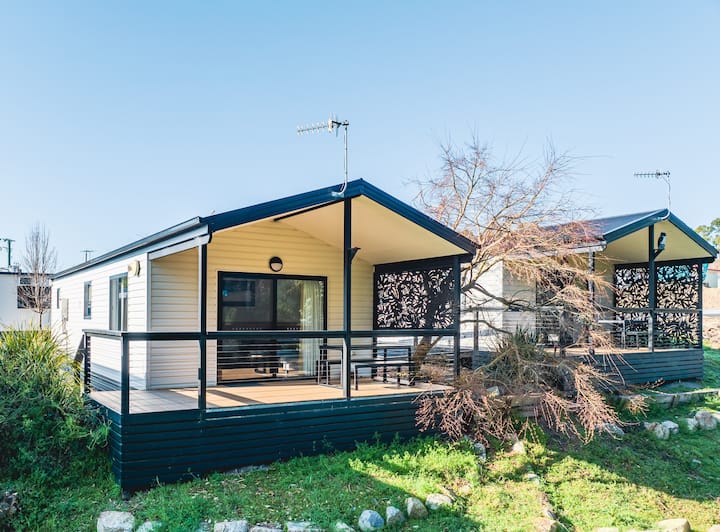 Premier 2 Bedroom Cabin: 1 Queen, 2 Singles - Saint Helens