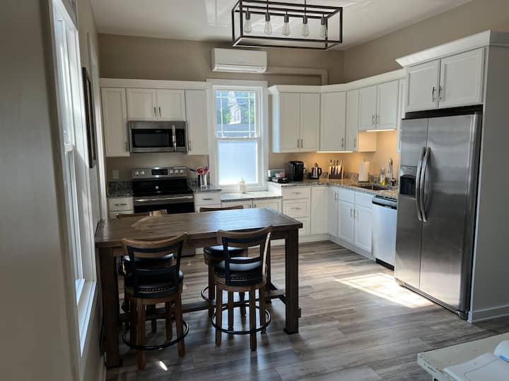 Quiet, Modernized Apt In Historic Arts District - Rochester, NY