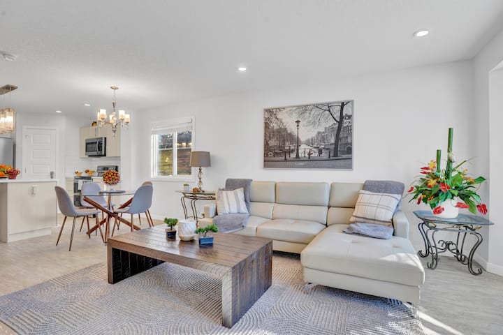 #Stay On Whyte For 8 Executive Gated Property - Edmonton, Canada