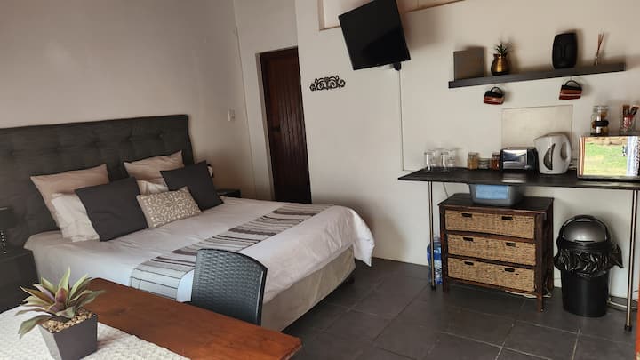 Nat's Nook - Central, Clean, Modern & Convenience - Durban North