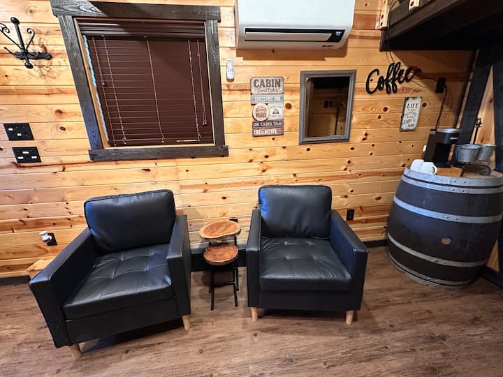 Beautiful Country-themed Tiny House Cabin - Caldwell, TX