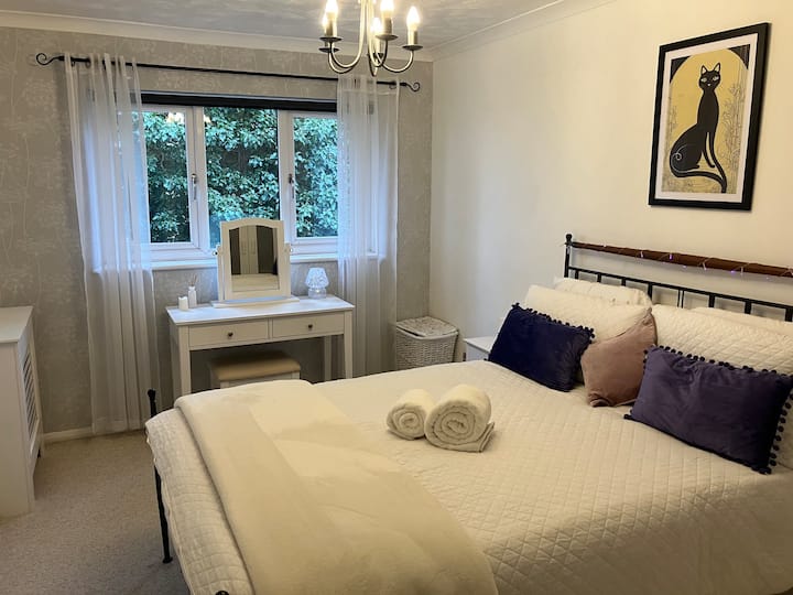 Private Unit. Double Bedroom, Kitchen & Bathroom - Uxbridge