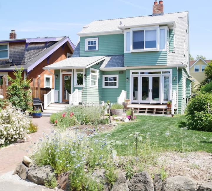 Heart Of Madrona: Cozy Apartment + Bonus Studio - Seattle, WA