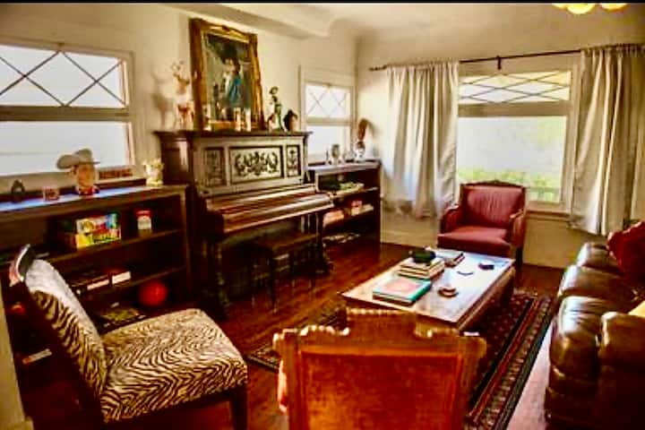 Near Usc Graduation & Fifa Matches –Cute Craftsman - Los Angeles, CA