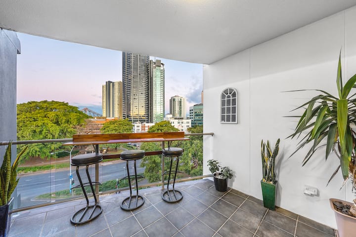 *Fast Wifi/lift/ Parking/views/aircon/netflix - Spring Hill