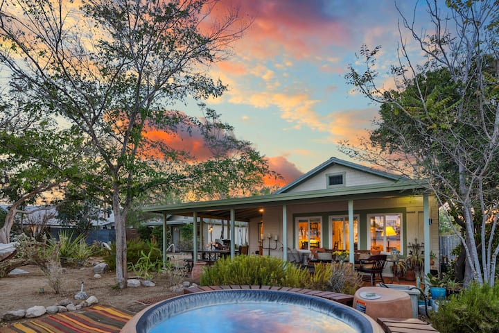 Desert Homestead Oasis, Hot Tub, Fire Pits, Dogs - Joshua Tree, CA