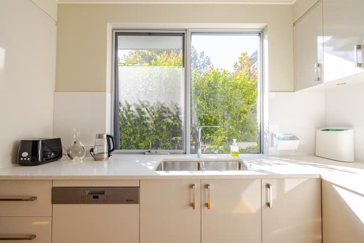 Women Only: Spacious Room With Ensuite - Cottesloe