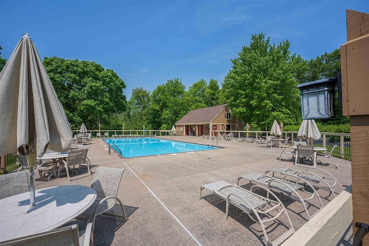 Condo With Lake View - Galena, IL